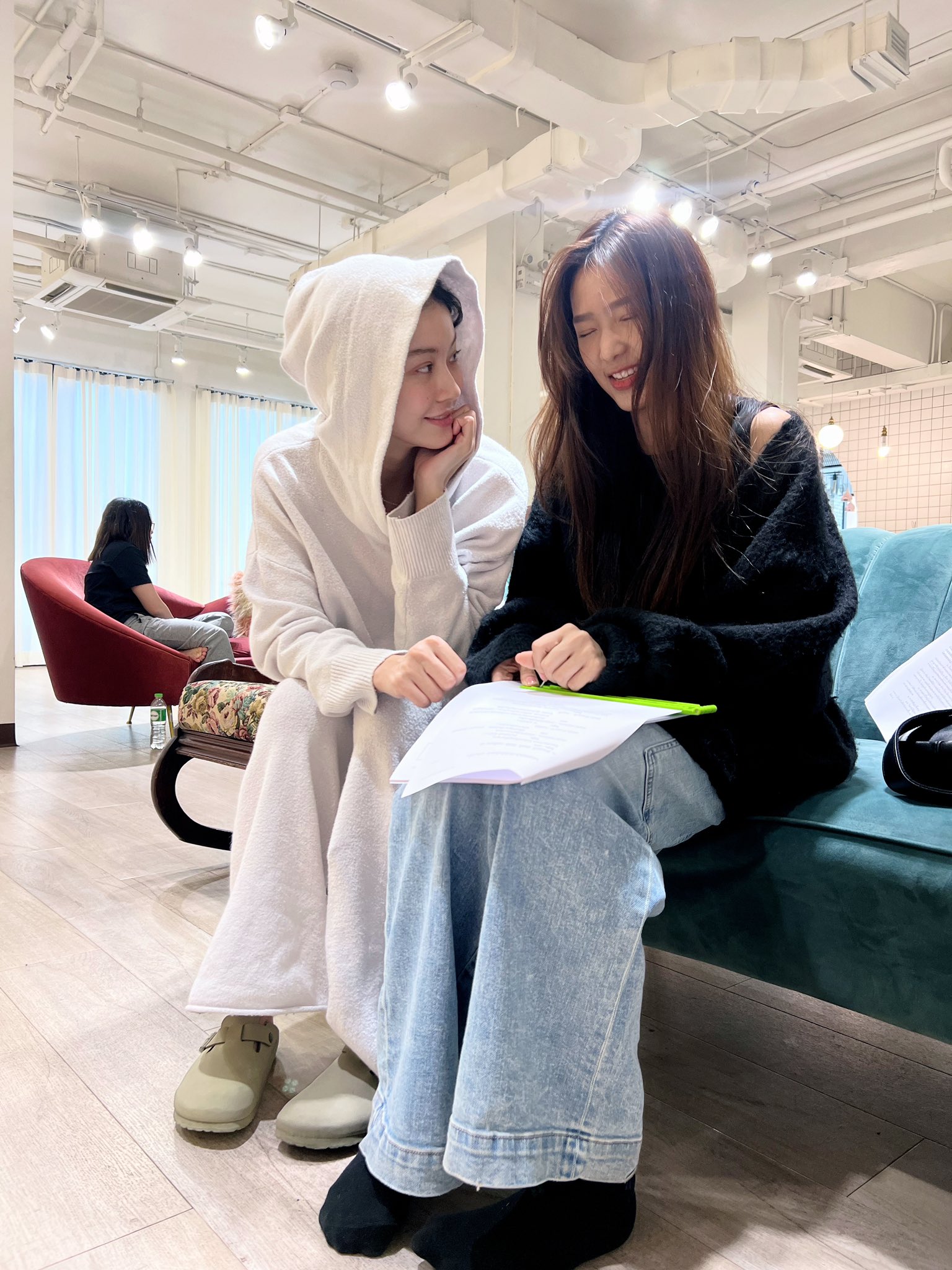 泰百合劇《Pluto》曝女女CP幕後照 可愛互動讓GL粉絲姨母笑！ | LalaTai 拉拉台